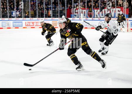 Owen Headrick (47, Nuernberg Ice Tigers, NIT) Matthew Wedman (67 ...