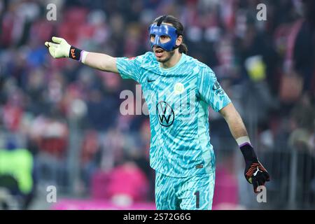 Kamil Grabara (VFL Wolfsburg, #01) sichert den Ball vor Ansgar Knauf ...