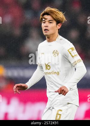 Kaishu Sano (1. FSV Mainz 05), action duel versus Chris Fehrich (VfB ...