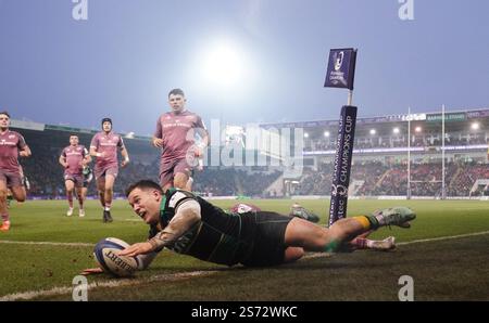 Northampton's Tom Seabrook scores their third try during the Investec ...
