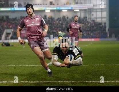 Northampton's Tom Seabrook scores their fifth try during the Investec ...