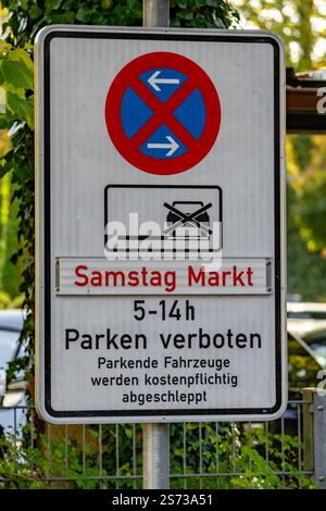 Arrow in circle pointing to the right Stock Photo - Alamy