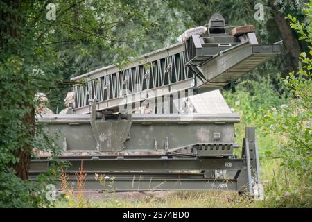 British army Challenger II 2 Titan Armoured Vehicle Launcher Bridge ...