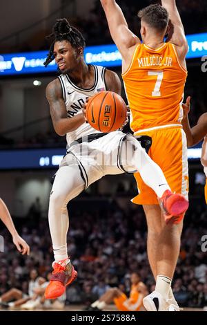 Tennessee forward Igor Milicic Jr. (7) shoots against LSU forward ...