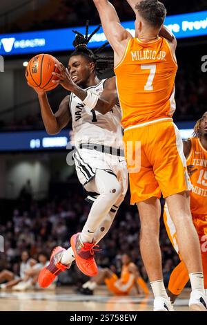 Tennessee forward Igor Milicic Jr. (7) plays against Alabama in the ...