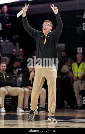 Vanderbilt head coach Mark Byington yells to his players during the ...