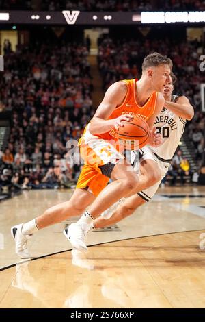 Tennessee forward Igor Milicic Jr. (7) plays against Alabama in the first half of an NCAA ...