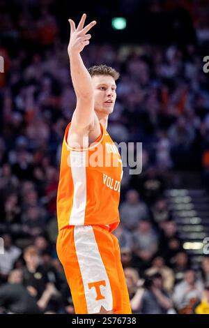 Tennessee forward Igor Milicic Jr. (7) drives against Kentucky forward ...