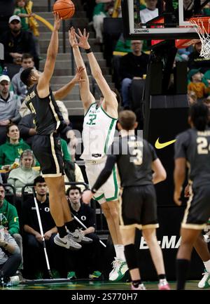 Oregon center Nate Bittle (32) dribbles the ball against Wisconsin ...