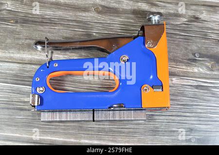 manual staple gun, powered stapler is a hand-held machine used to drive ...