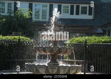 Elegant water fountain on an estate in the U.S.A Stock Photo - Alamy