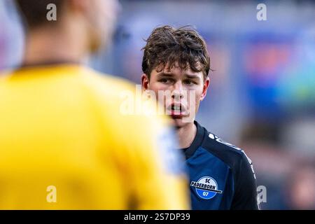 Casper Terho (SC Paderborn 07, #24) im Zweikampf mit Aaron Keller (SSV ...
