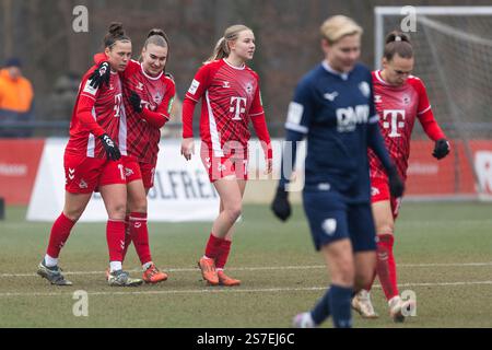 Jubel nach dem Tor zur 1:0 F?hrung durch Beke Sterner (SGS Essen, #19). Google Pixel Frauen ...