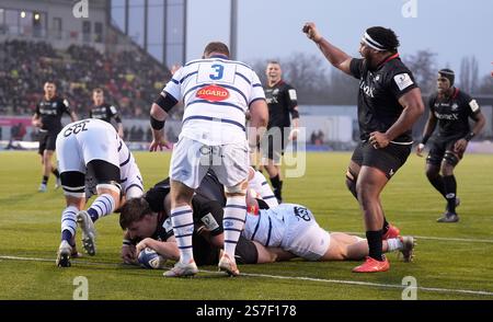 Saracens' Theo Dan scores his side's first try during the Investec ...