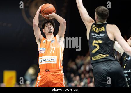 Ben Saraf (Ratiopharm Ulm, #77) im Dribbling gegen Johnathan Stove ...
