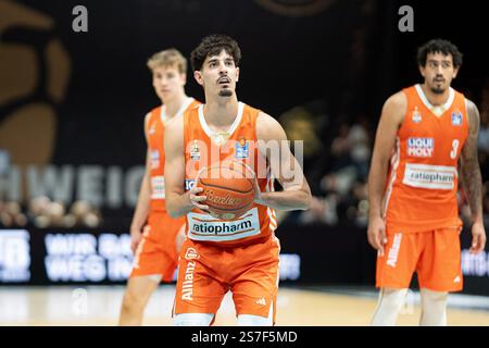 Ben Saraf (Ratiopharm Ulm, #77) jubelt nach seinem Dunking, Ratiopharm ...