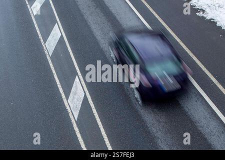 Autos rasen auf einer Landstraße in der Nähe von Zülpich NRW ...