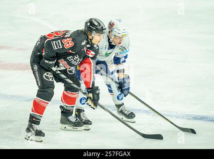 Daniel Geiger (Iserlohn Roosters, 8) und Fabio Wagner (Red Bull M?nchen ...