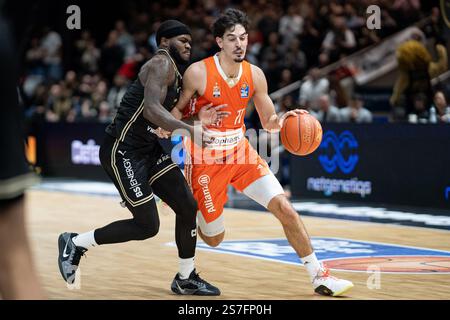 Ben Saraf (Ratiopharm Ulm, #77) jubelt nach seinem Dunking, Ratiopharm ...