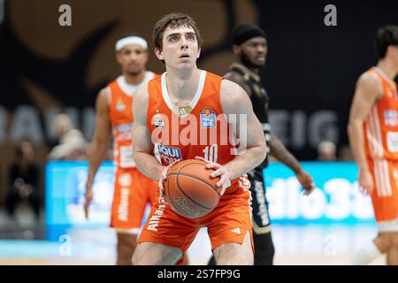 Justinian Jessup (ratiopharm Ulm, #10), Joel Scott (MHP Riesen ...