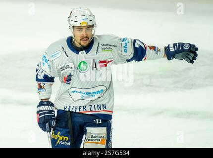 Colin Ugbekile (Iserlohn Roosters, #79) Dresdner Eisloewen vs. Iserlohn ...