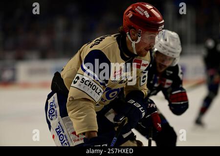 Brett Ritchie (Schwenninger Wild Wings, #23) beim Warmup. GER ...