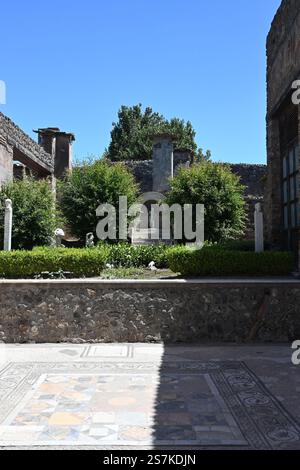 Ancient roman garden design, Historical architecture, Pompeii Italy ...
