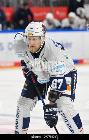 Stanislav Dietz (Iserlohn Roosters, #67) checkt Liam Kirk (Eisbaeren Berlin, #94) gegen die ...