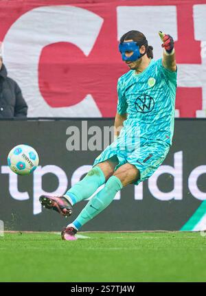 Kamil Grabara (VFL Wolfsburg, #01) sichert den Ball vor Ansgar Knauf ...