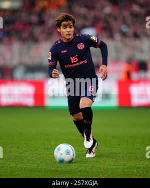 Kaishu Sano (1. FSV Mainz 05), action duel versus Chris Fehrich (VfB ...