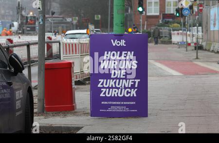 Ein Wahlplakat der Partei Volt mit dem Konterfei von Britta Peters ...