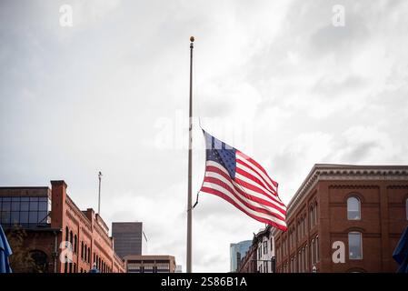 Die US-Fahne weht auf dem Dach der Botschaft der Vereinigten Staaten in ...