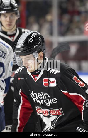 Robin van Calster (Cologne Sharks, forward, #5); Oliwer Kaski (Cologne ...