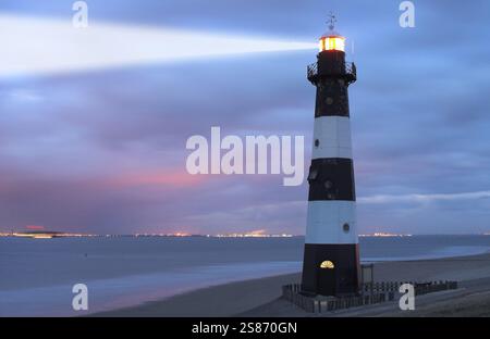 Vuurtoren Breskens lighthouse in the Netherlands shining in the night ...