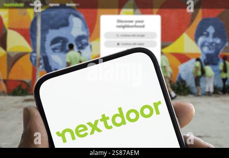 Nextdoor logo displayed on smartphone Stock Photo - Alamy