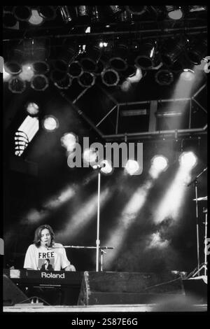 DEACON BLUE, PYRAMID STAGE, GLASTONBURY 1990: Lorraine McIntosh and ...