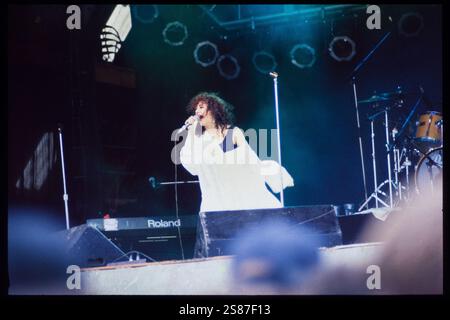 DEACON BLUE, PYRAMID STAGE, GLASTONBURY 1990: Lorraine McIntosh and ...