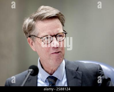 DEN HAAG - Lower House Speaker Martin Bosma and David van Weel ...