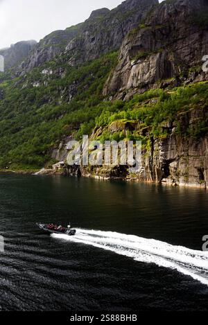 Ein Speed Schlauchboot unterwegs im Trollfjord. Unterwegs mit dem ...