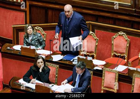 Il ministro della Difesa Guido Crosetto negli studi della Rai durante la trasmissione Cinque ...