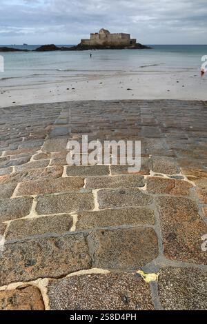 View of the Fort National, the Éventail beach, the Bay of Saint-Malo ...