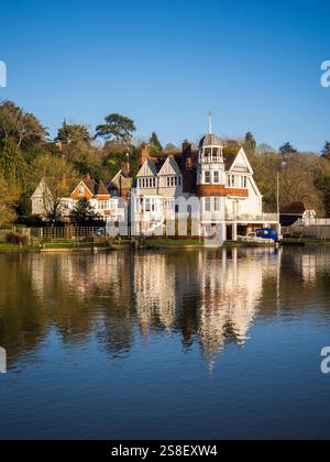 Riverside House and Boats, Reflecting in River Thames, Caversham ...
