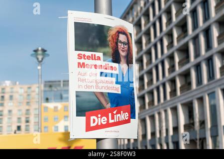 2025-02-22,Berlin,Wahlplakat Motiv der Außerirdischen Invasoren-Partei ...