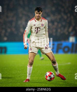 Aleksandar Pavlovic (FC FC Bayern Munich, #45) laughs with Herbert ...