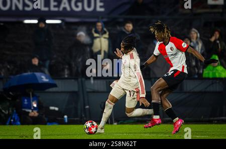 ROTTERDAM - (l-r) Michael Olise of Bayern Munich, Thomas Beelen of ...
