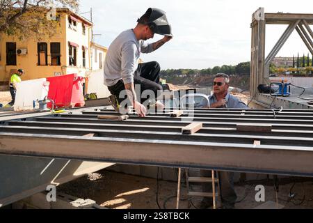 Welder during installation of MABEY temporary bridge over the Poyo ...