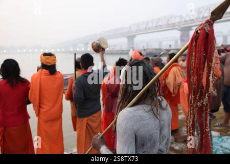 Pilgrims performing Aarti on the Ganges, Maha Kumbh Mela, Prayagraj ...