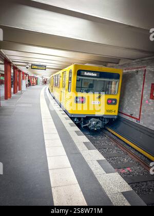 U-Bahn Zug der Berliner Verkehrsbetriebe BVG. Station Museumsinsel, U-5 Ziel Hauptbahnhof. DEU ...
