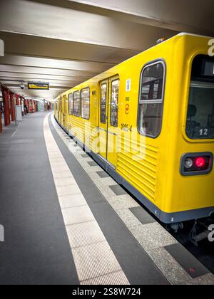 U-Bahn Zug der Berliner Verkehrsbetriebe BVG. Station Museumsinsel, U-5 Ziel Hauptbahnhof. DEU ...
