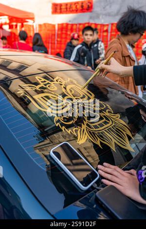 People buy handwritten Chunlian, or spring couplets in Foshan City ...